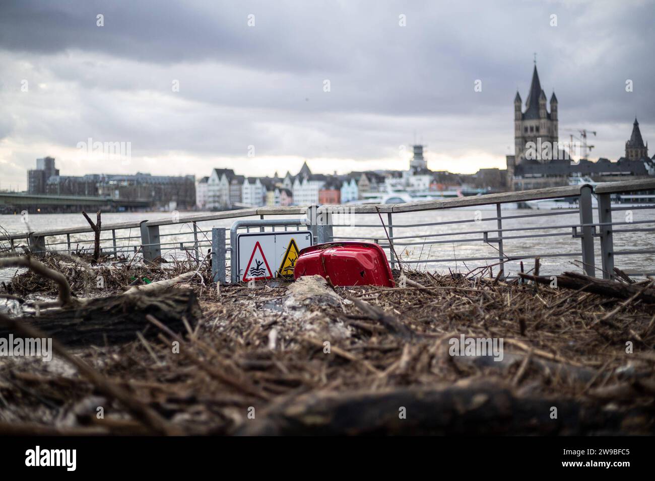 Hochwasser in Köln Hochwasser, Rheinpromenade Köln-Deutz unter dem ...