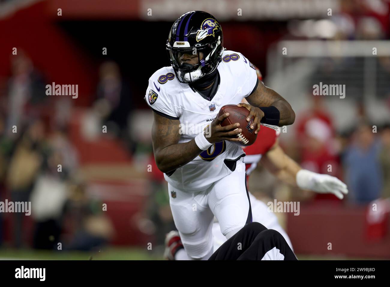 Baltimore Ravens quarterback Lamar Jackson (8) runs against the San ...