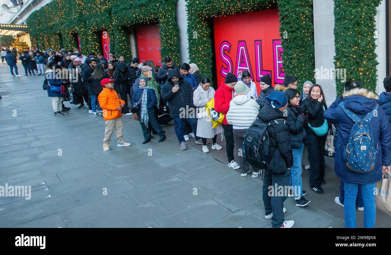 London, England, UK. 26th Dec, 2023. Customers are seen rushing in ...