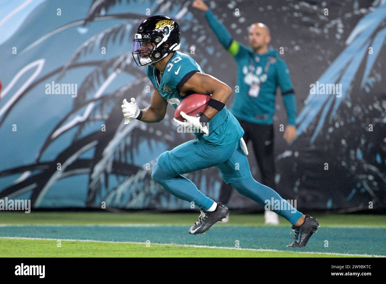 Jacksonville Jaguars wide receiver Jamal Agnew (39) returns a kickoff ...