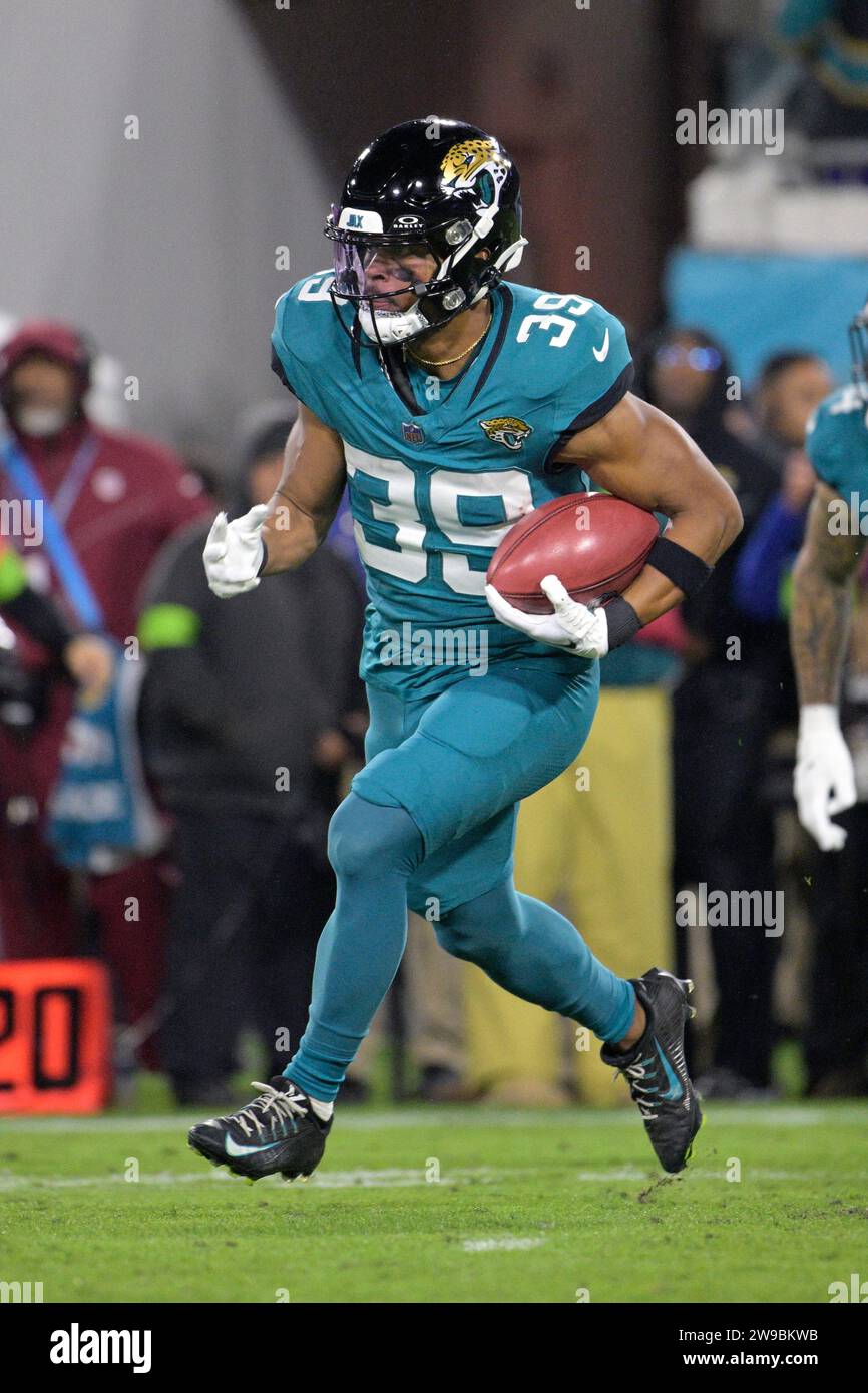 Jacksonville Jaguars wide receiver Jamal Agnew (39) returns a kickoff ...