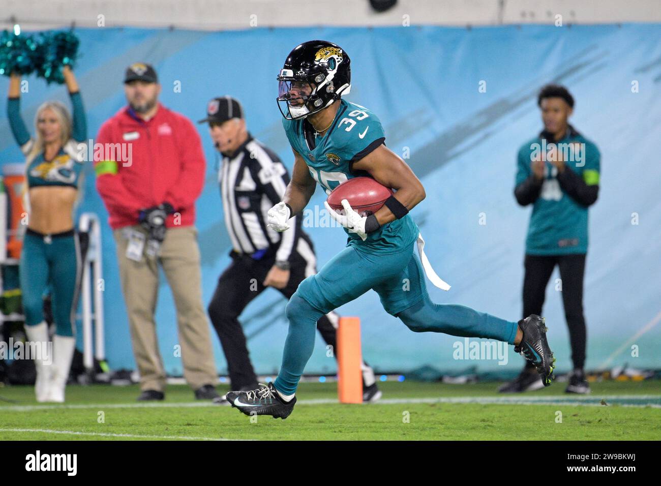 Jacksonville Jaguars wide receiver Jamal Agnew (39) returns a kickoff ...