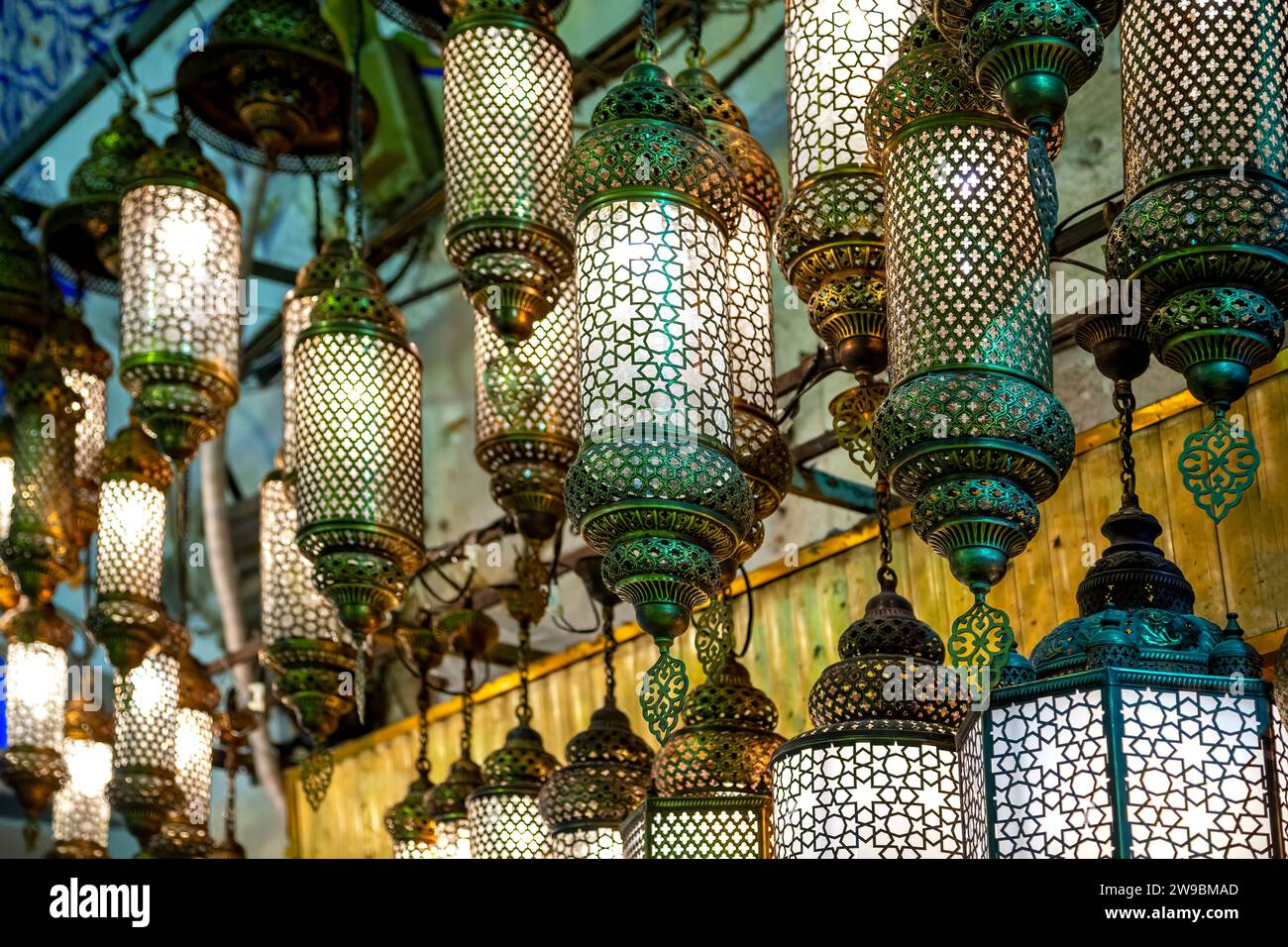 Lamps display, Grand Bazaar, Istanbul, Turkey Stock Photo - Alamy