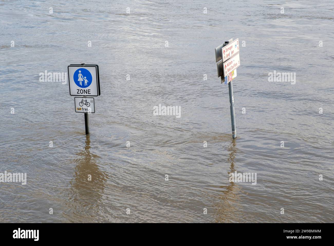Flooding on the Rhine in Cologne city centre Stock Photo - Alamy