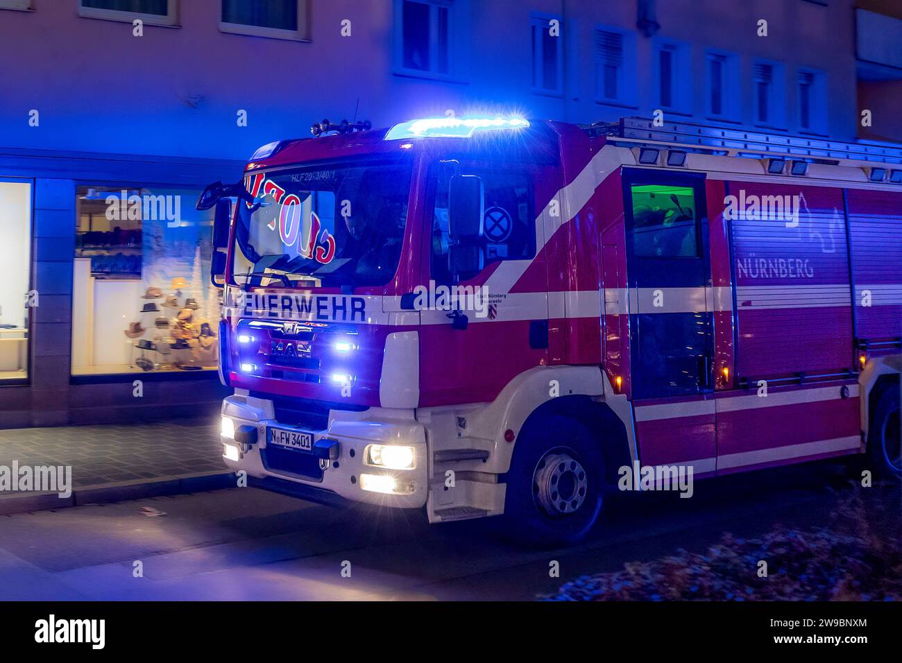 Symbolbild: Berufsfeuerwehr Nürnberg mit einem HLF der Feuerwache 3 auf Einsatzfahrt durch die ...