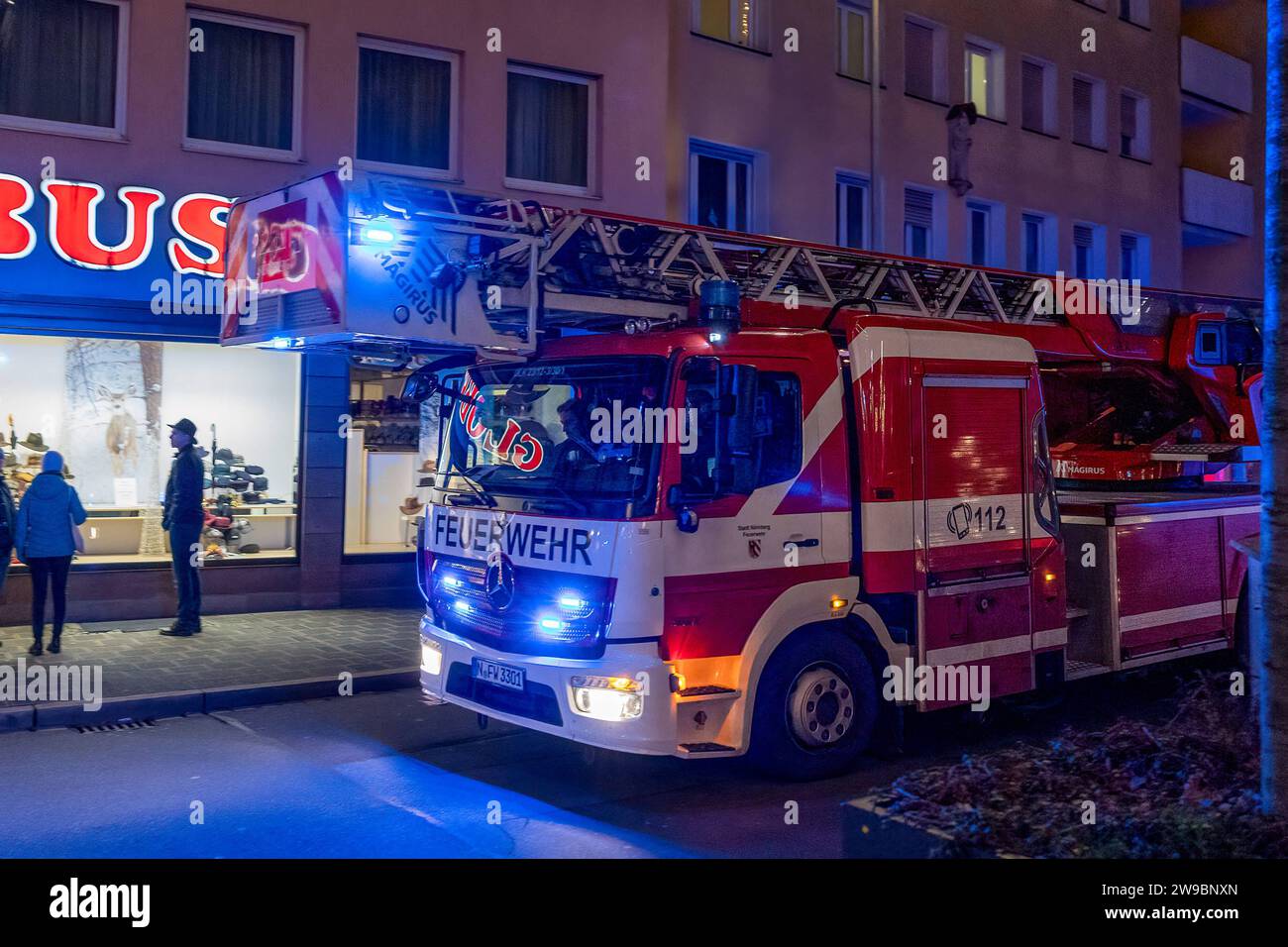 Symbolbild: Berufsfeuerwehr Nürnberg mit eine Drehleiter der Feuerwache 3 auf Einsatzfahrt durch ...