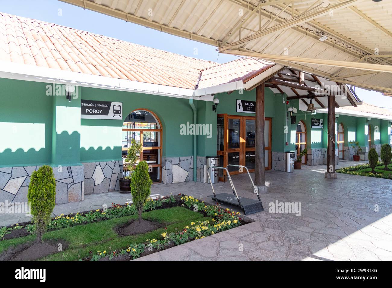 The train platform at Poroy Station in Cusco, Peru Stock Photo - Alamy