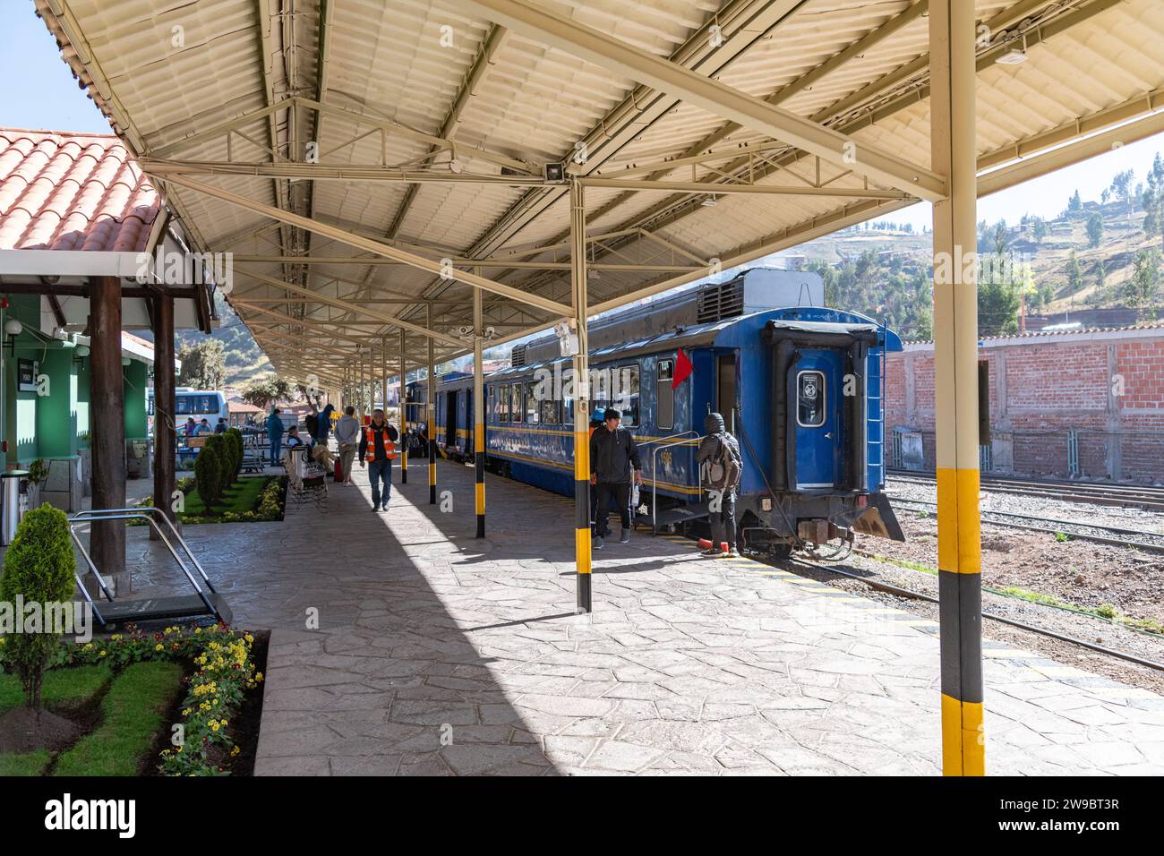 The train platform at Poroy Station in Cusco, Peru Stock Photo - Alamy