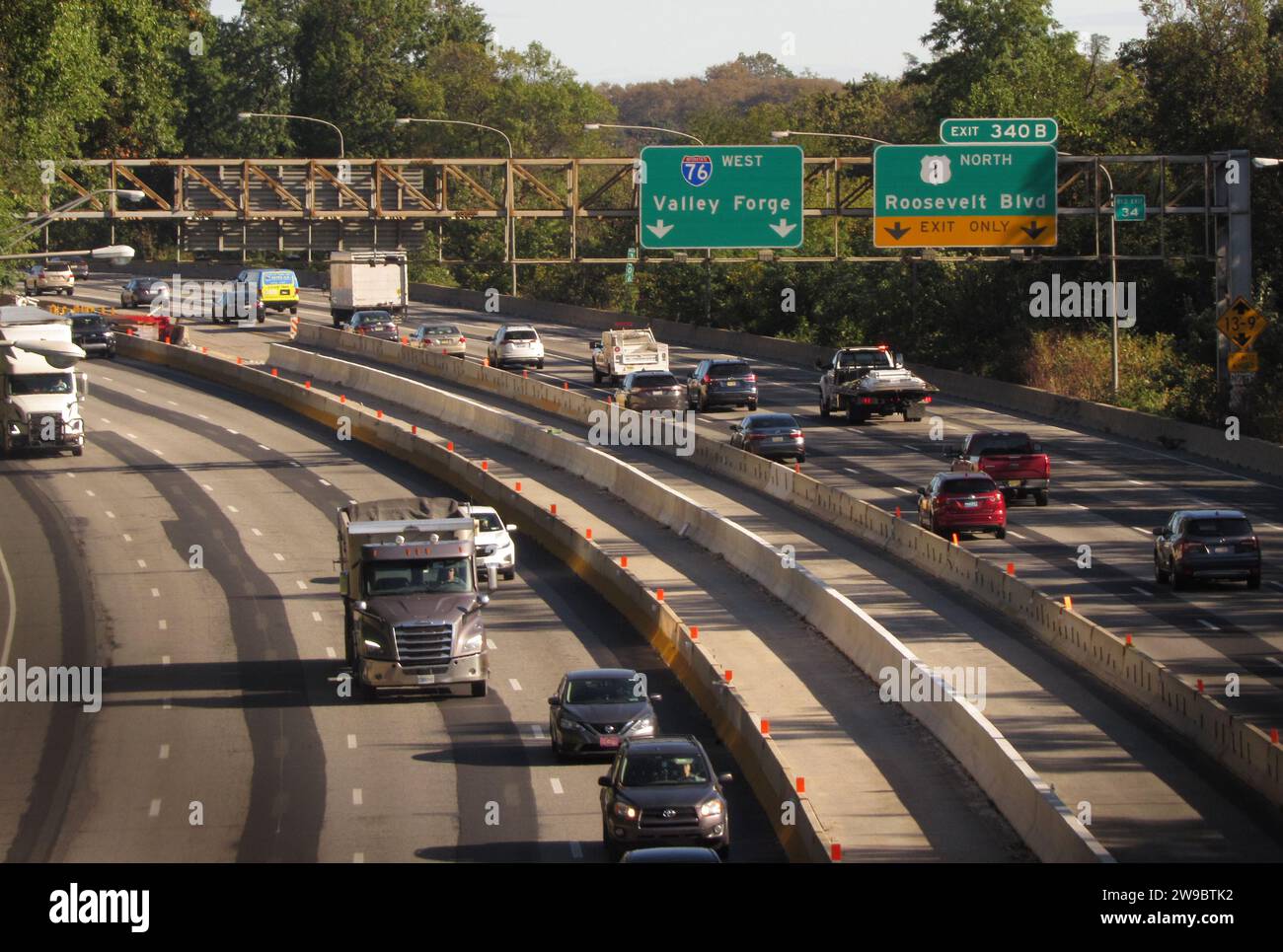Traffic moves along the Schuylkill Expressway (I-76) at Greenland Drive ...
