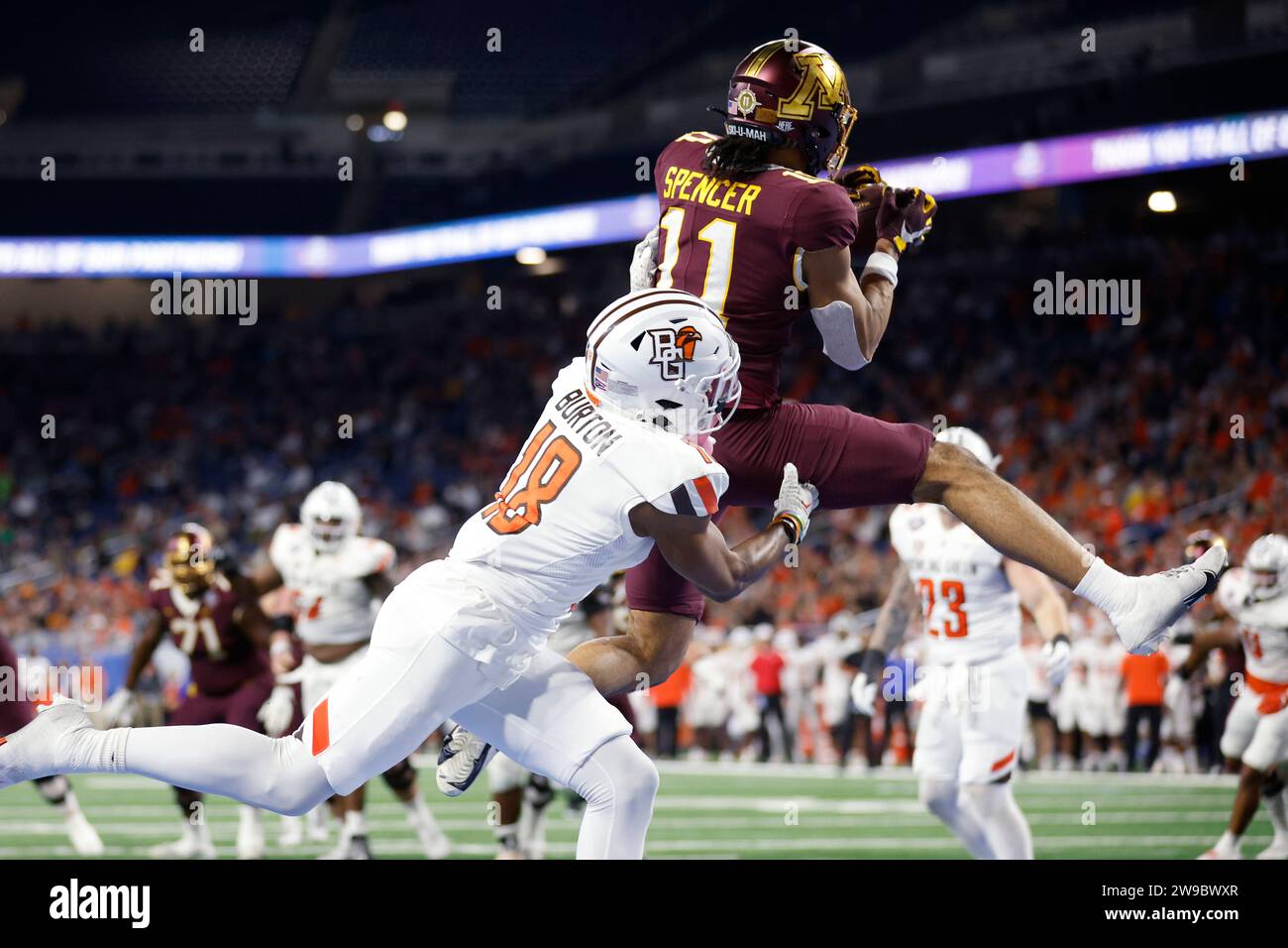 Minnesota wide receiver Elijah Spencer (11), right, catches a pass for ...