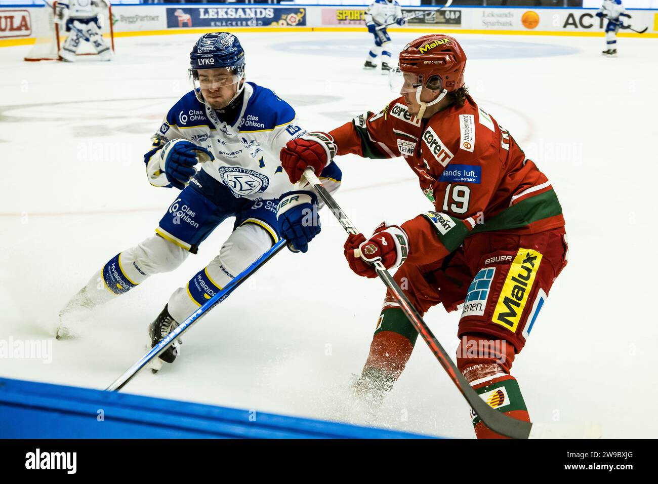 Leksand, Sverige. 26th Dec, 2023. 231226 Leksands Fred Nilsson och MoDos Erik Karlsson under ...