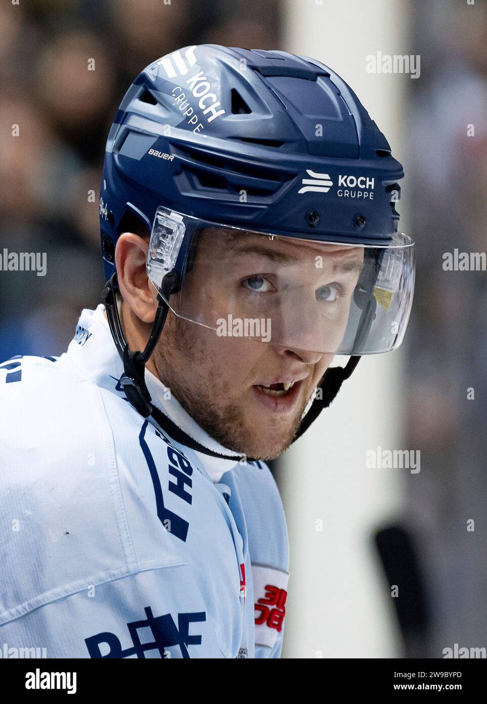 Muenchen, Deutschland. 26th Dec, 2023. Mike Connolly (Straubing Tigers ...