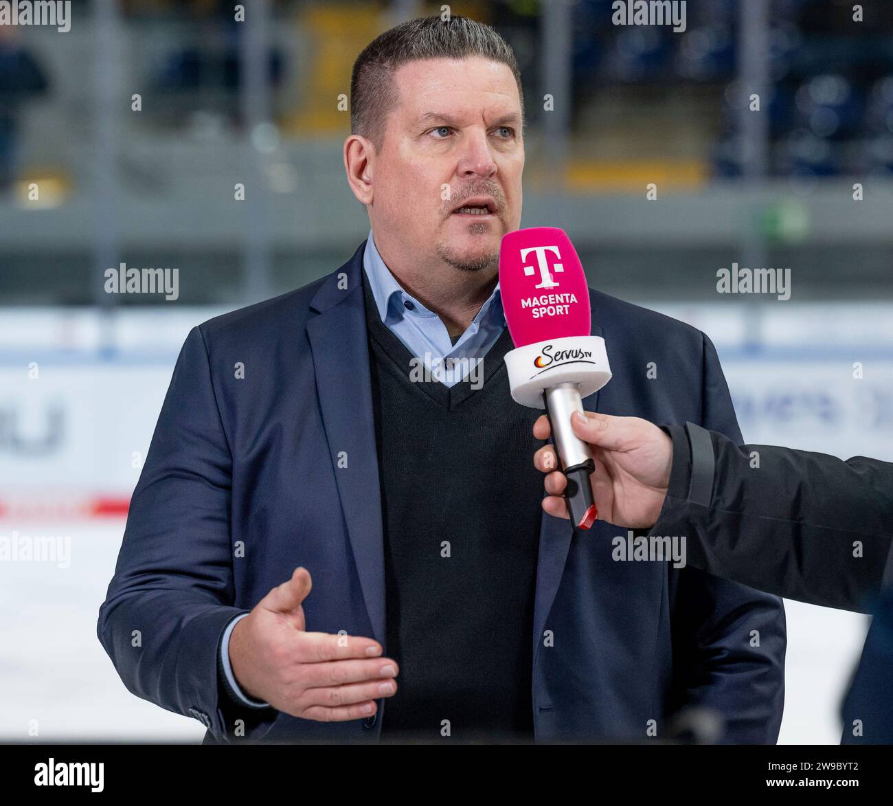 Muenchen, Deutschland. 26th Dec, 2023. Tom Pokel (Chef-Trainer, Straubing Tigers) beim Fernseh ...