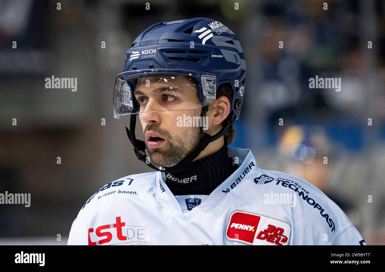 Muenchen, Deutschland. 26th Dec, 2023. Cole Fonstad (Straubing Tigers ...