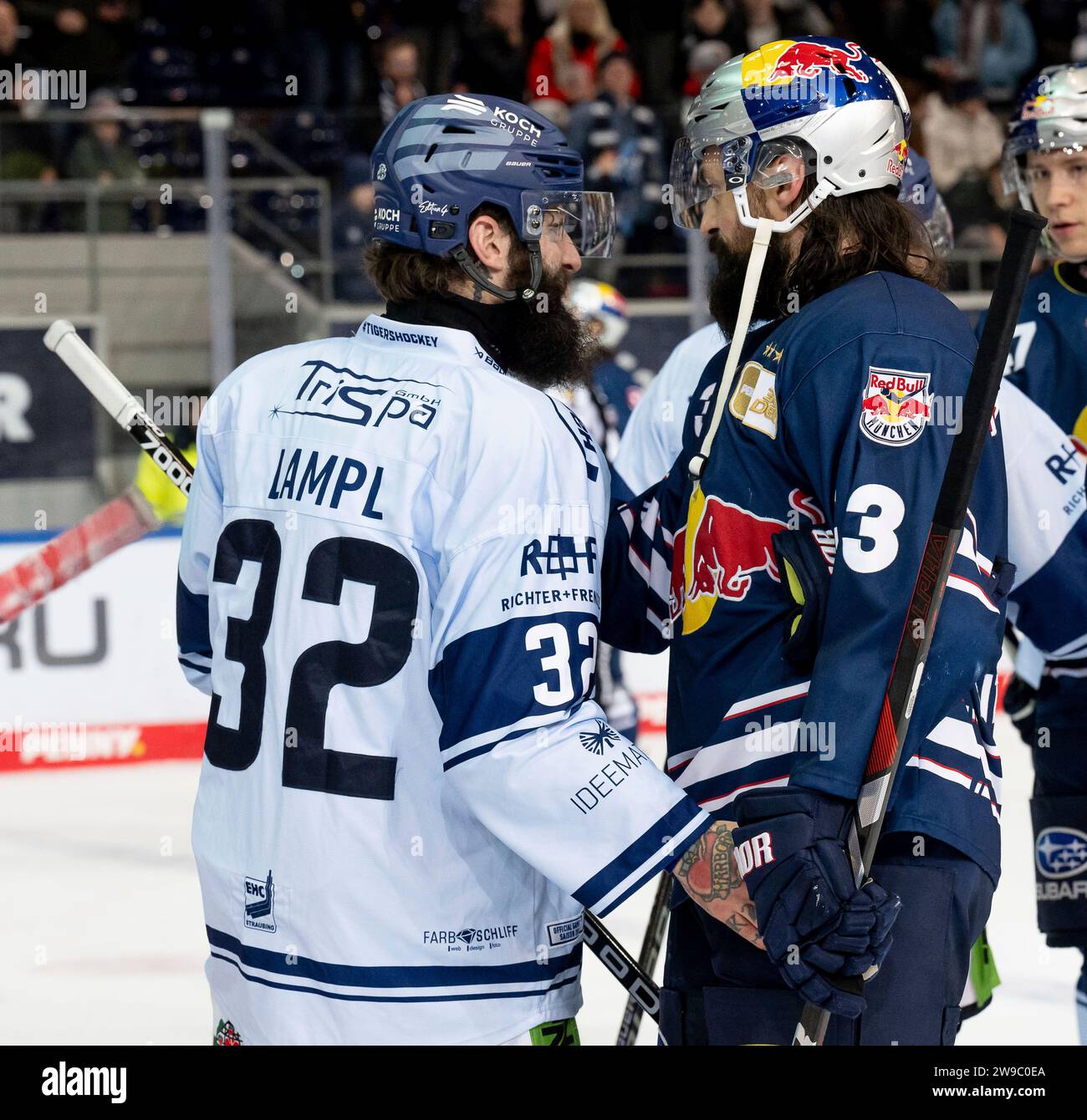 Muenchen, Deutschland. 26th Dec, 2023. Shakehands zwischen Cody Lampl ...