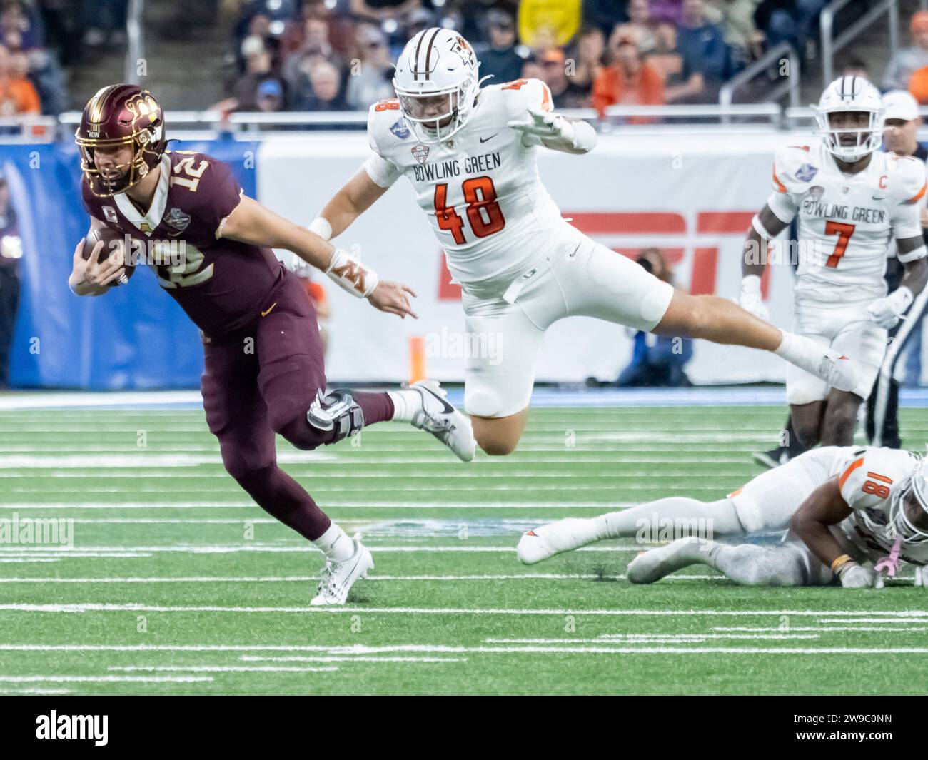 DETROIT, MI - DECEMBER 26: Minnesota Golden Gophers quarterback Cole ...