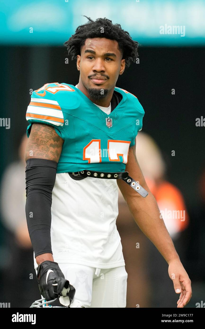 Miami Dolphins wide receiver Jaylen Waddle stands on the field before ...