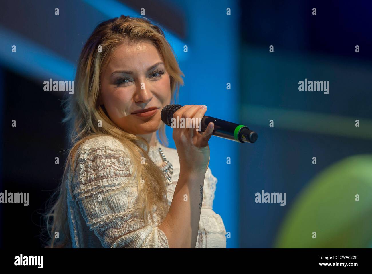 Ex-DSDS-Sternchen Anna-Carina Woitschack 24 auf der Bühne im ...