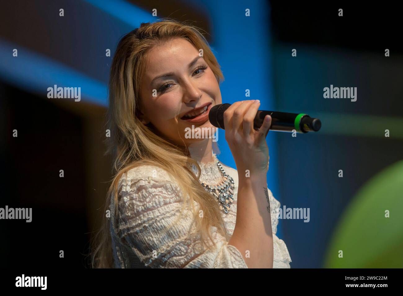 Ex-DSDS-Sternchen Anna-Carina Woitschack 24 auf der Bühne im ...