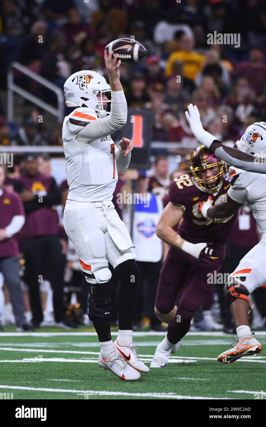 DETROIT, MI - DECEMBER 26: Bowling Green Falcons quarterback (7) Davon ...