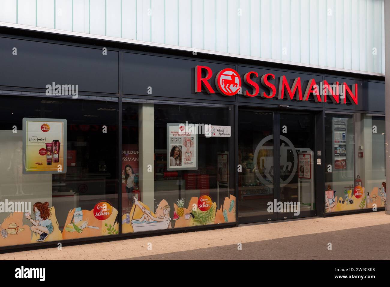 Mall entrance front facade hi-res stock photography and images - Alamy