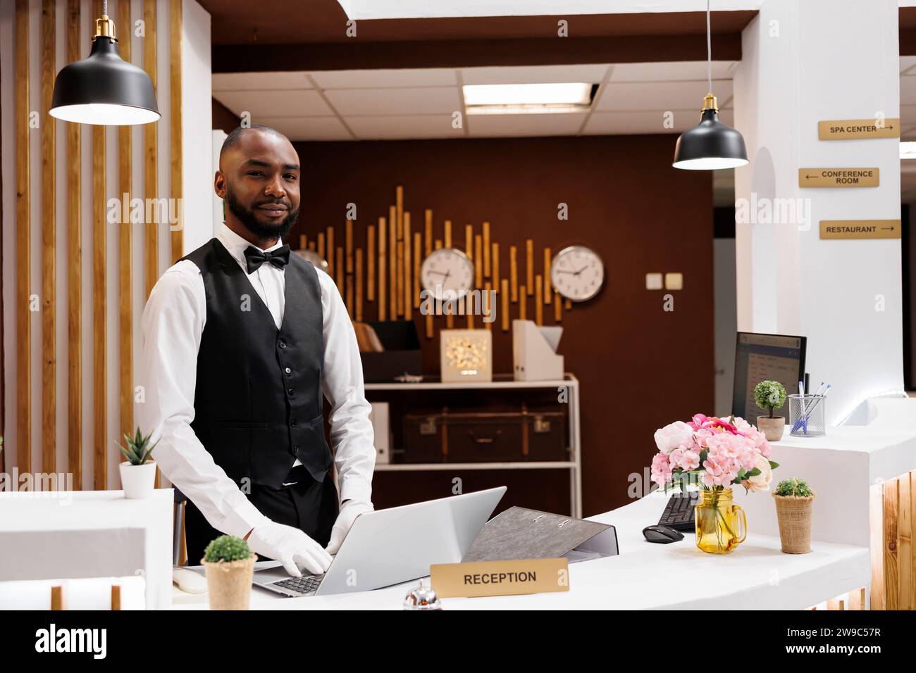 Concierge services guests hotel hi-res stock photography and images - Alamy
