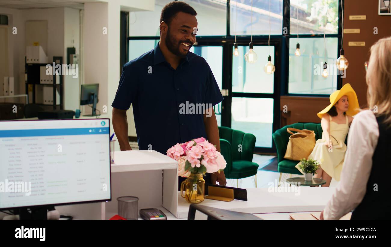 Tropical resort staff welcoming guest hi-res stock photography and ...