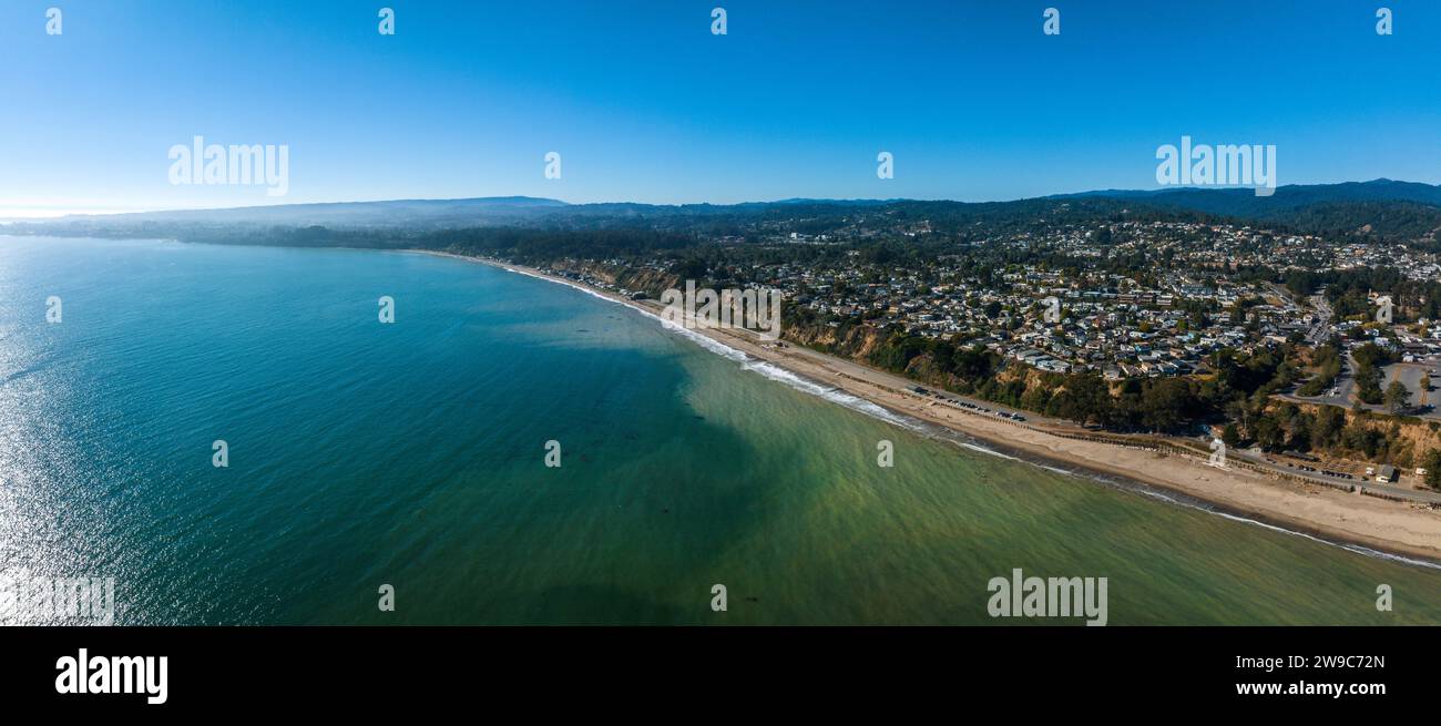 Pacific ocean huge waves hitting hi-res stock photography and images ...