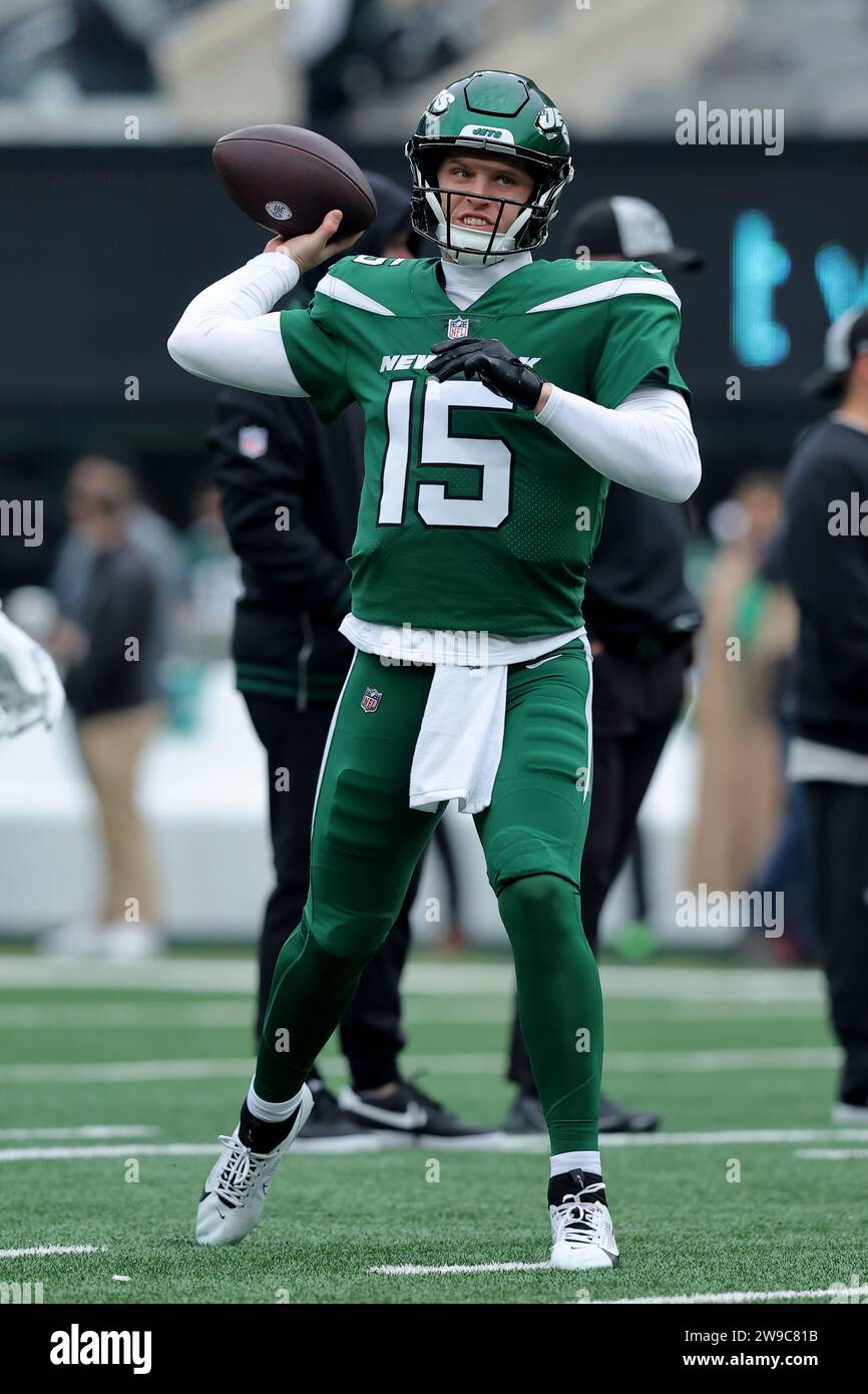 New York Jets quarterback Brett Rypien (15) warms up before an NFL ...