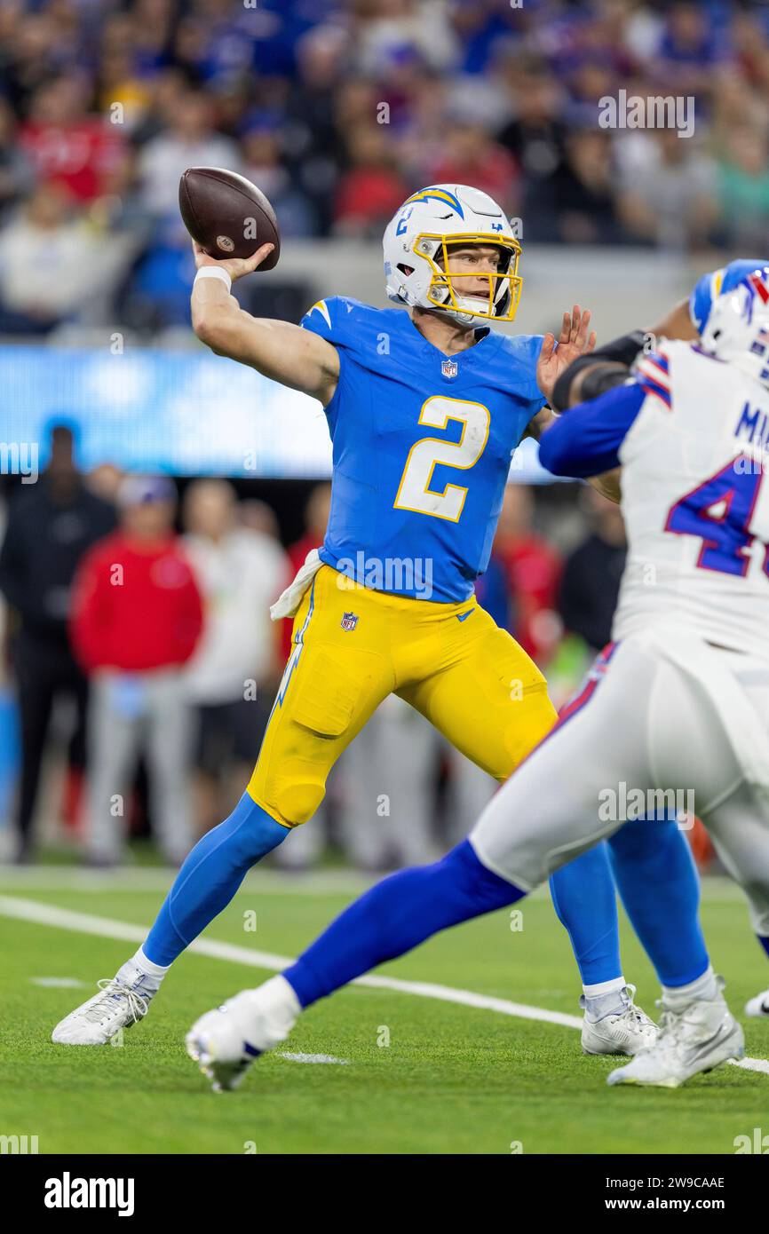 Los Angeles Chargers quarterback Easton Stick (2) passes the ball ...