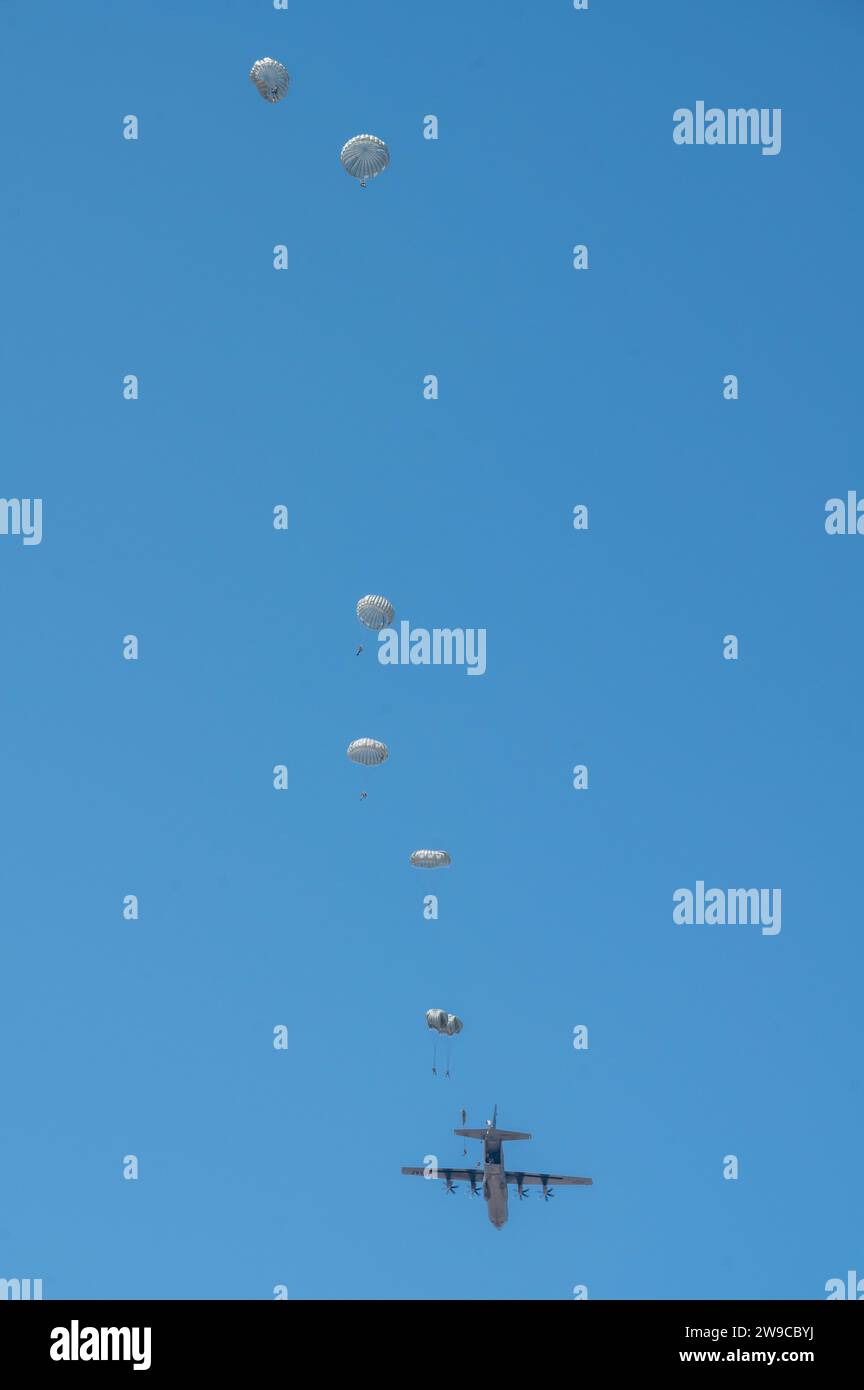 U.S. Army Soldiers assigned to the 165th Quartermaster Brigade Aerial ...