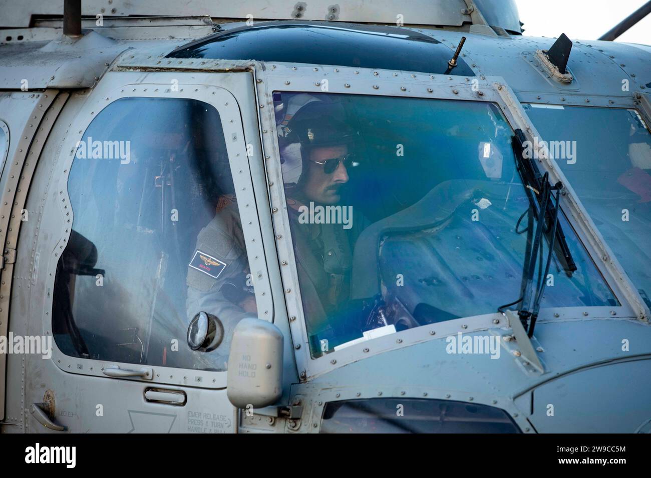 Pilot helicopter pre flight hi-res stock photography and images - Alamy