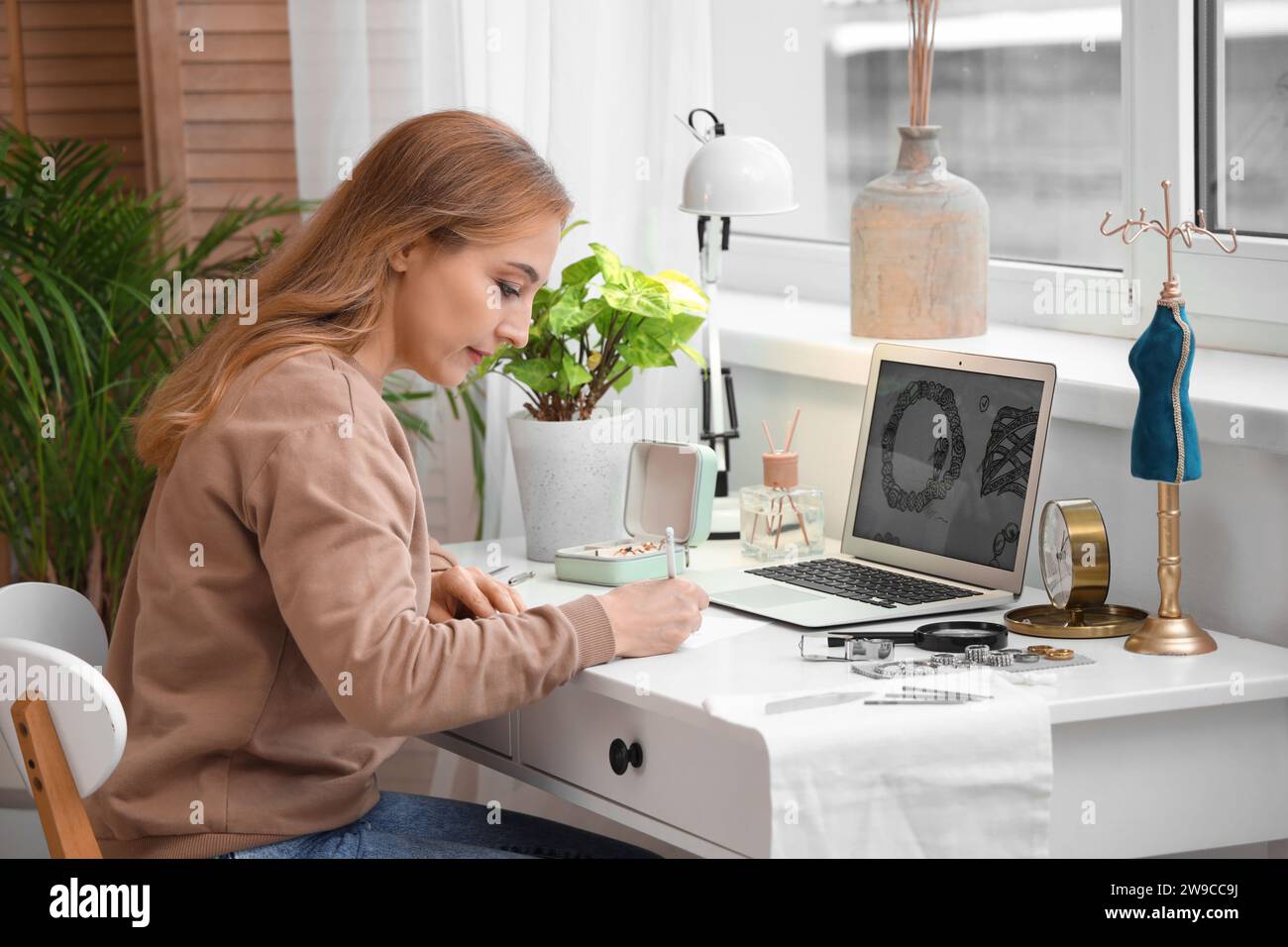 Female jeweler drawing sketch hi-res stock photography and images - Alamy