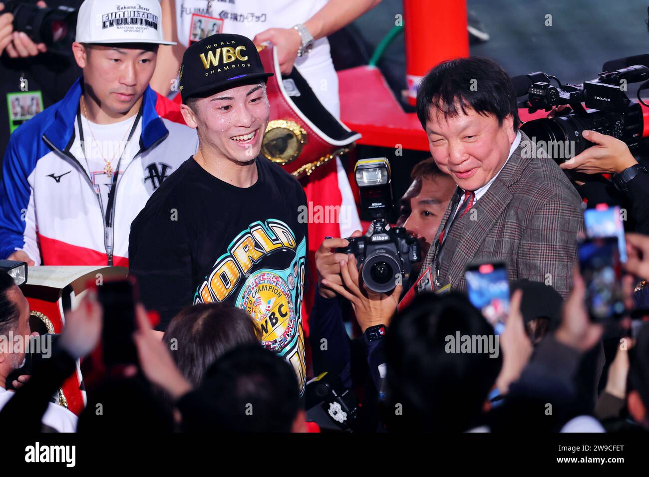 Tokyo, Japan. 26th Dec, 2023. (L-R) Naoya Inoue (JPN), Hideyuki Ohashi ...