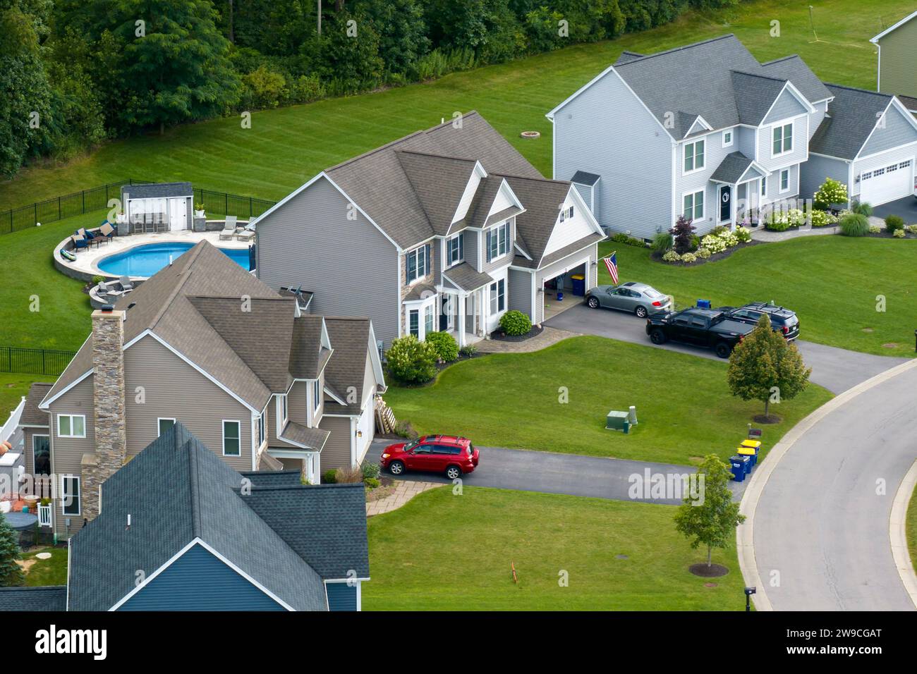 Housing market in the USA. Residential homes in suburban sprawl ...