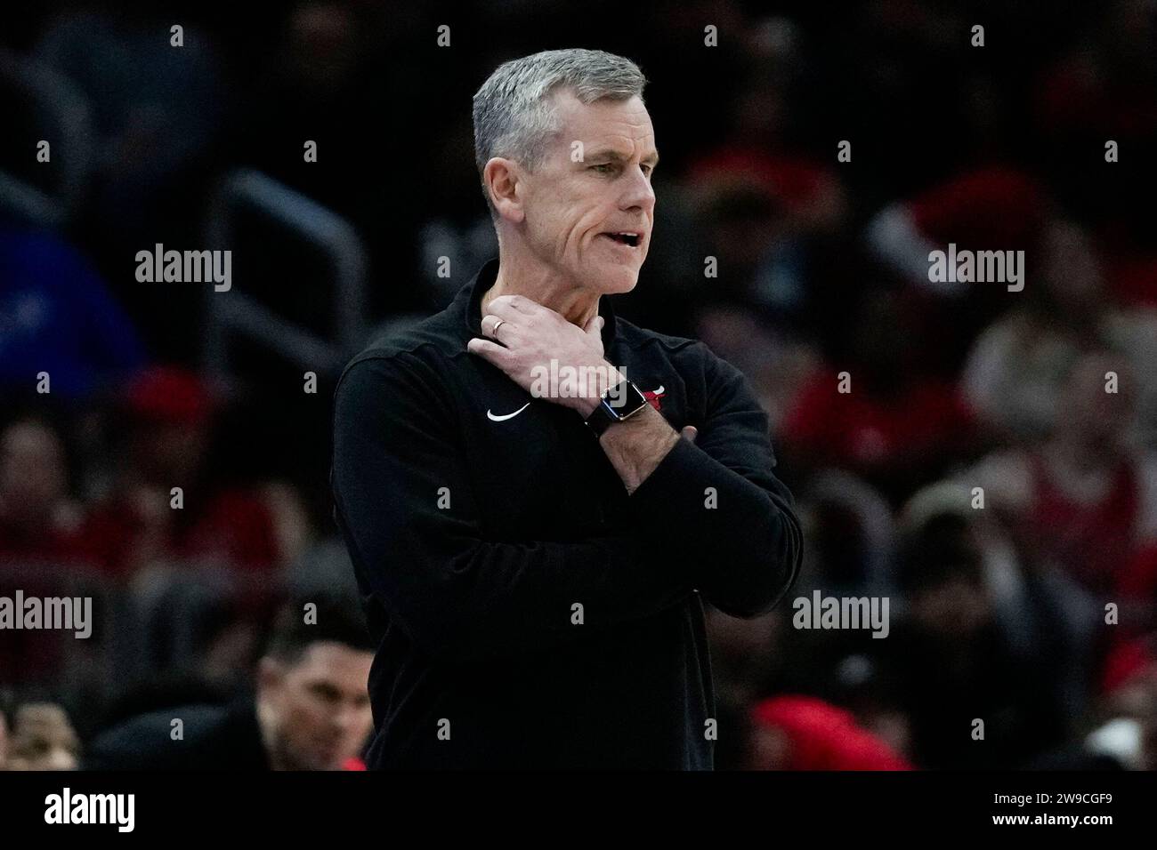 Chicago Bulls coach Billy Donovan watches from the sideline during the ...