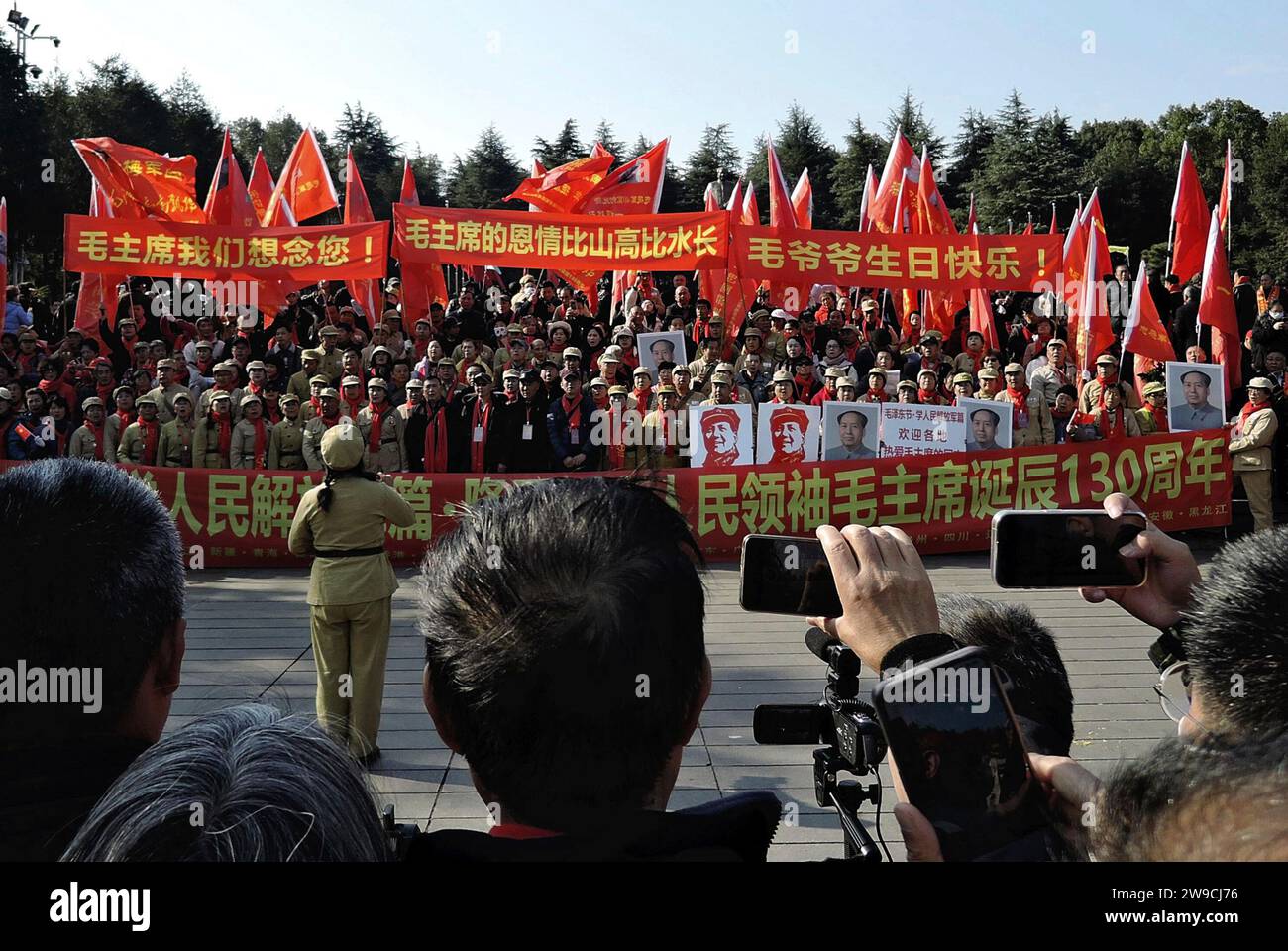 People gather to commemorate Chairman Mao Zedong's 130th birth ...