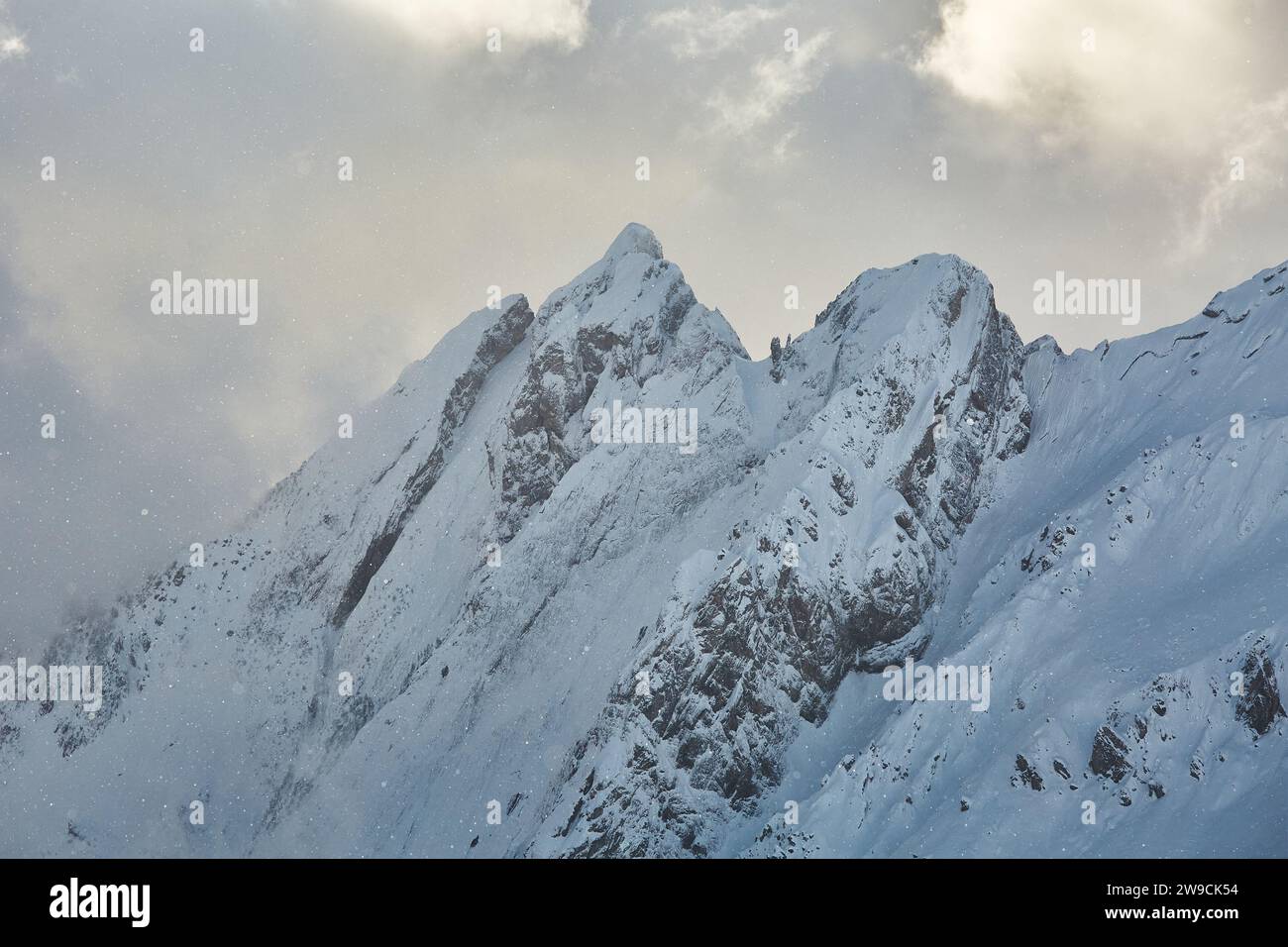 Heavy snow mountains hi-res stock photography and images - Alamy