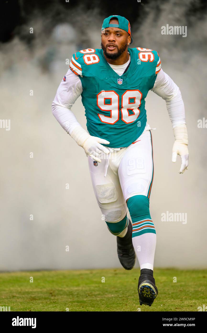 Miami Dolphins defensive tackle Raekwon Davis (98) runs onto the field ...
