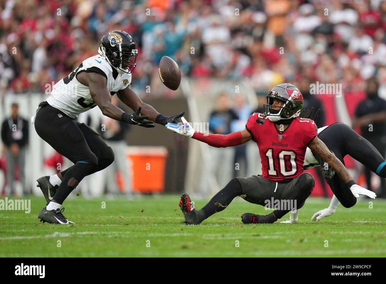 Jacksonville Jaguars linebacker Devin Lloyd (33) and Tampa Bay ...