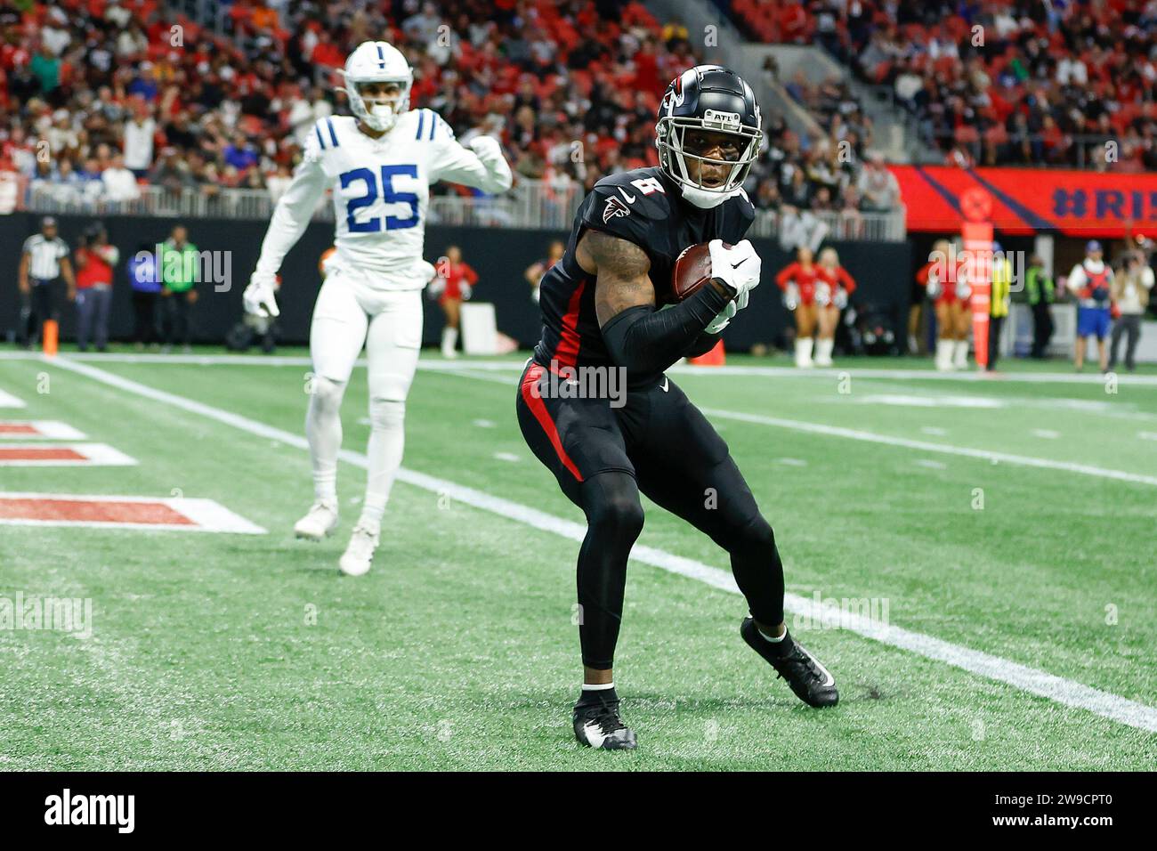Atlanta Falcons tight end Kyle Pitts (8) runs into the end zone for a ...