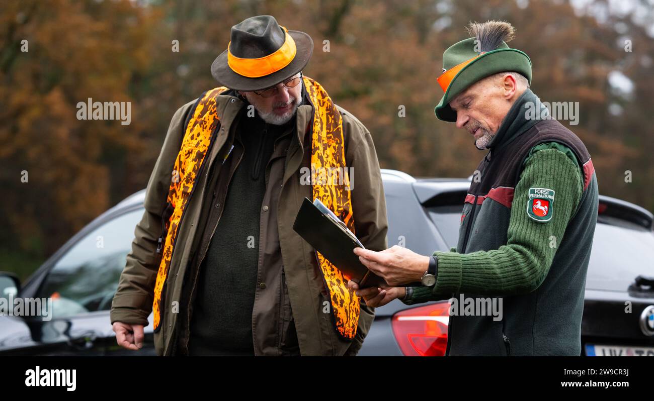 Heimbuch, Germany. 14th Dec, 2023. Two hunters discuss before a driven ...