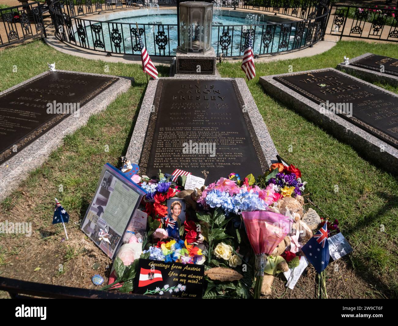 Elvis presley grave hi-res stock photography and images - Alamy