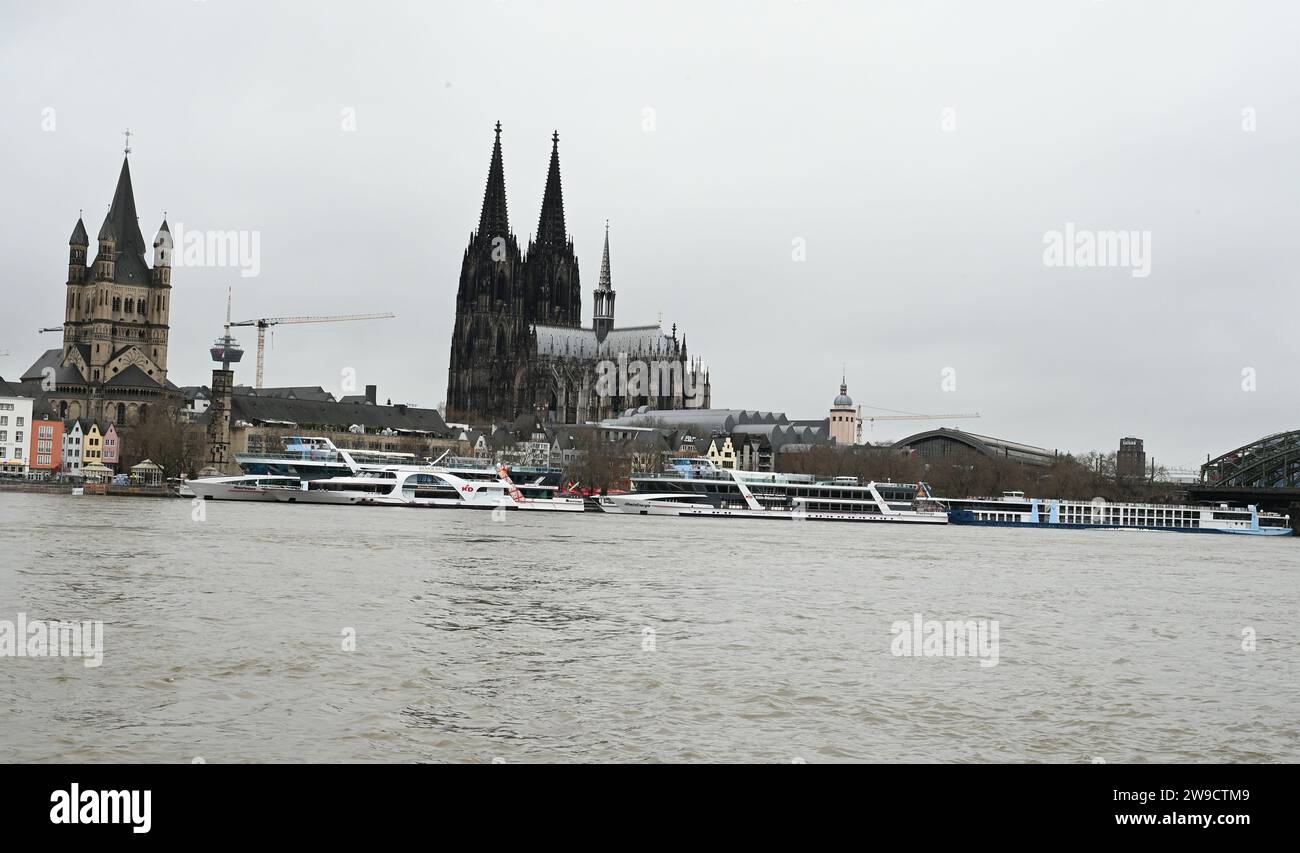 Cologne, Germany. 24th Dec, 2023. View of Cologne Cathedral, Rhine, Old ...