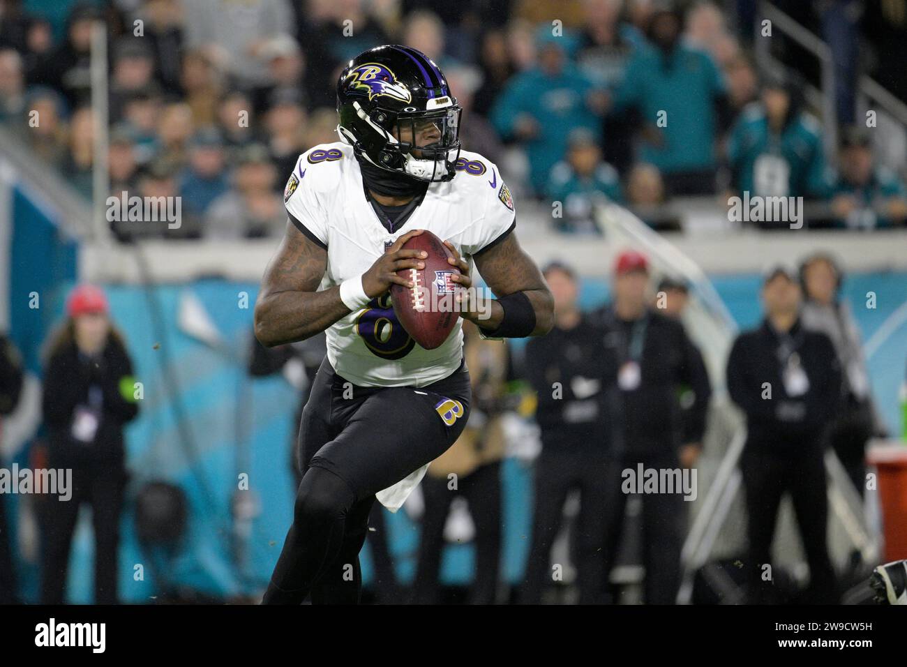 Baltimore Ravens quarterback Lamar Jackson (8) looks for a receiver ...