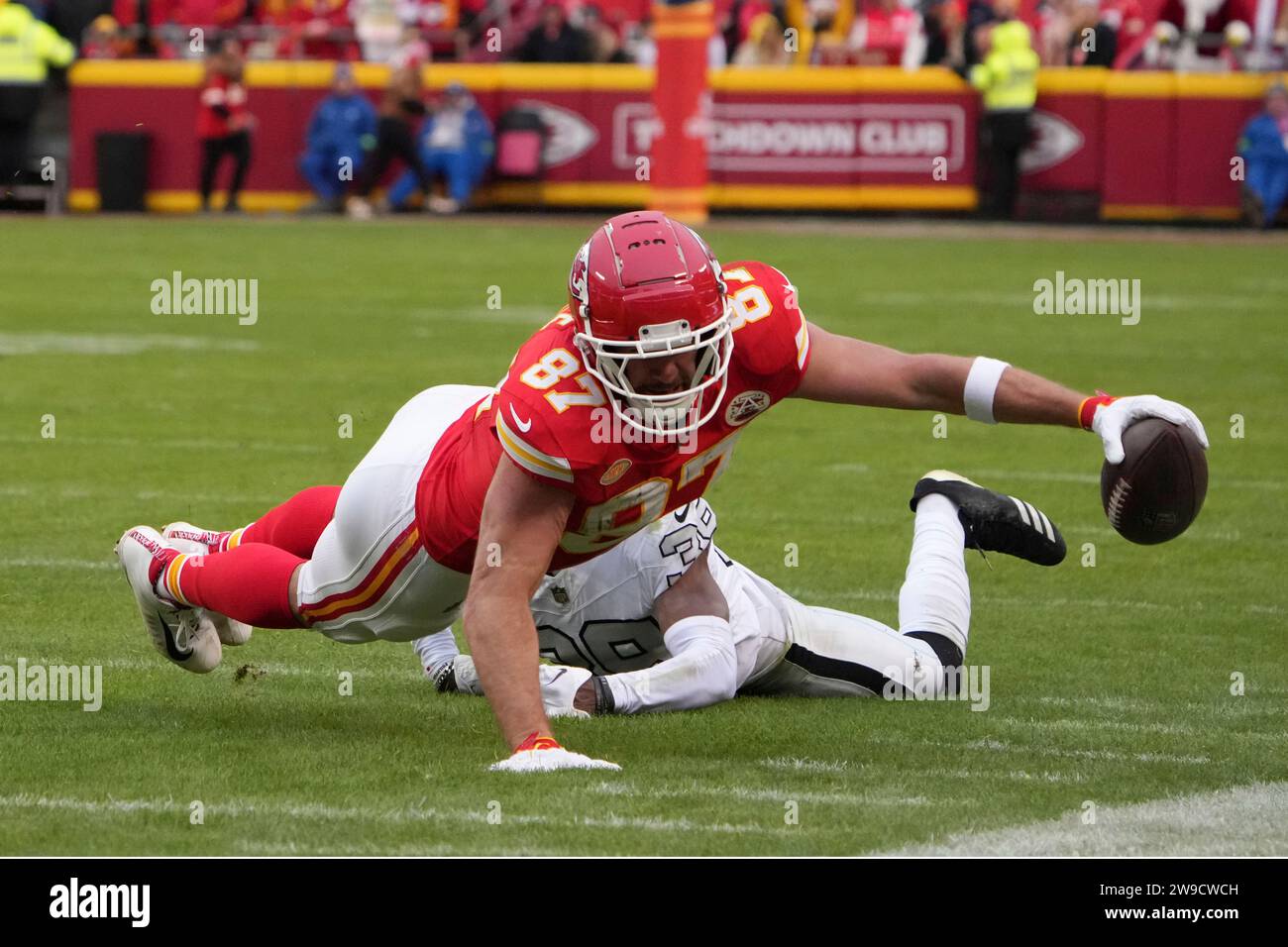 Kansas City Chiefs tight end Travis Kelce (87) carries the ball against ...