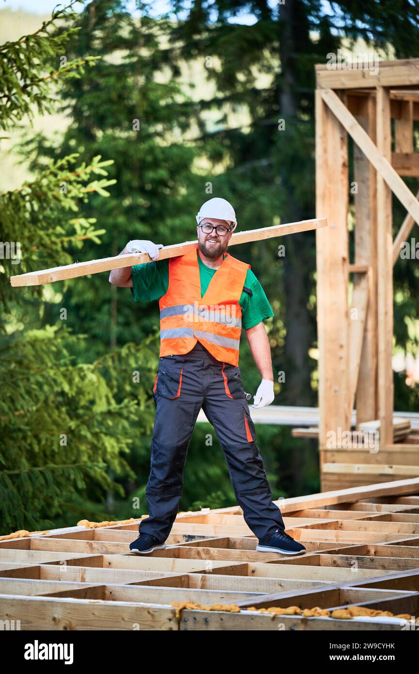 Construction lumber on shoulder hi-res stock photography and images - Alamy