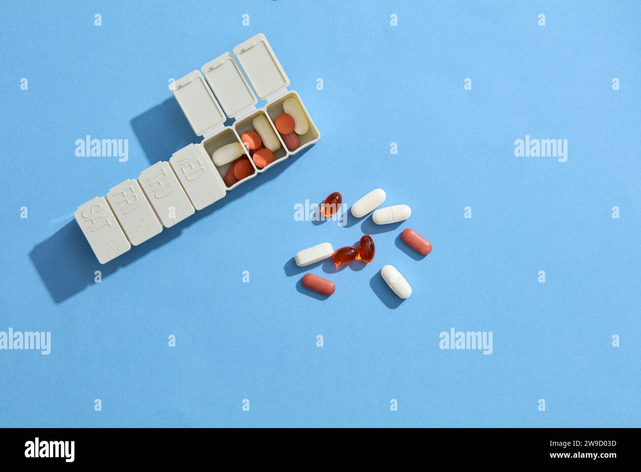The daily pill box takes a pill, with full colors of pills and capsules ...