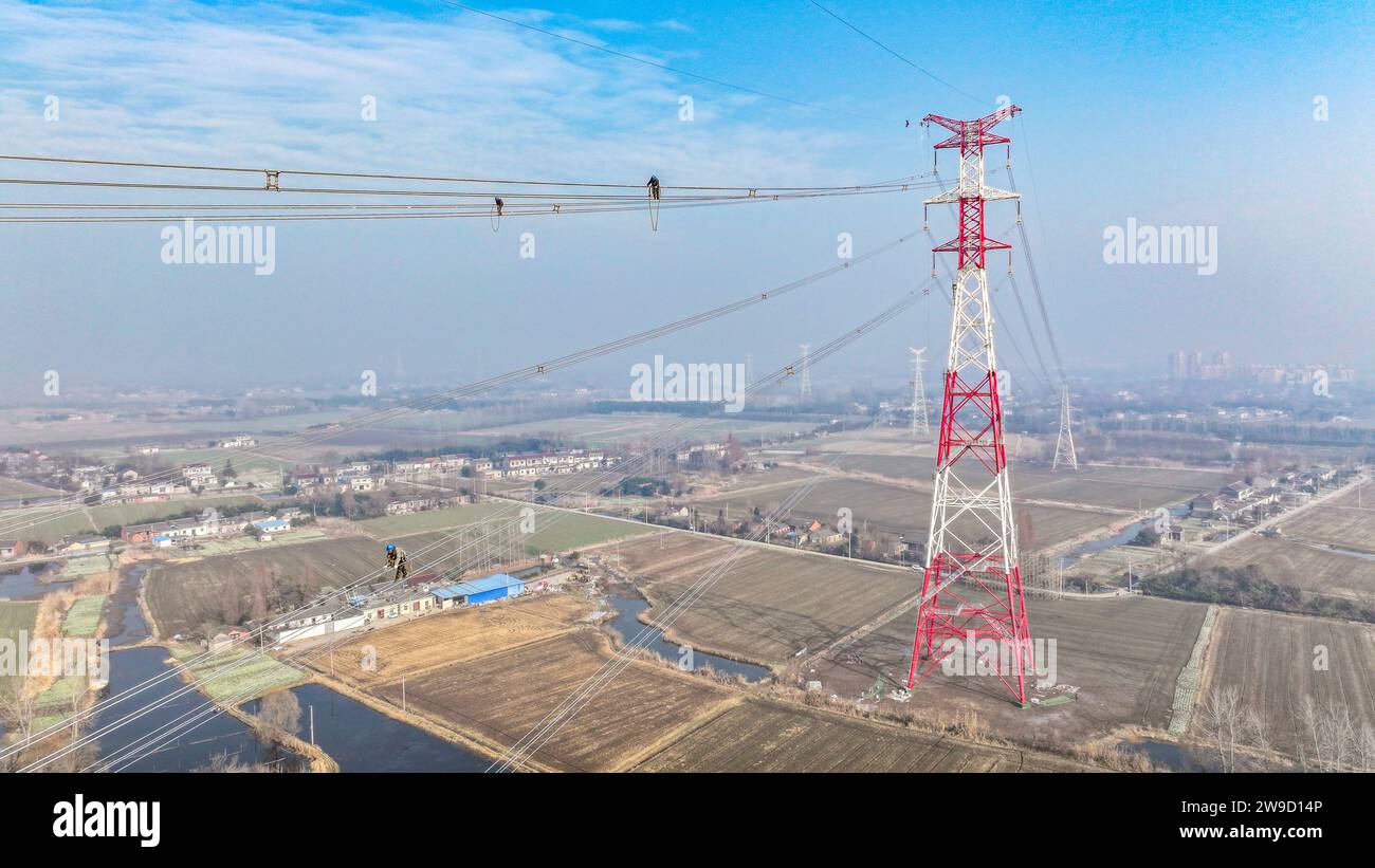 YANGZHOU, CHINA - DECEMBER 27, 2023 - Construction workers at the À200 kV DC transmission line ...