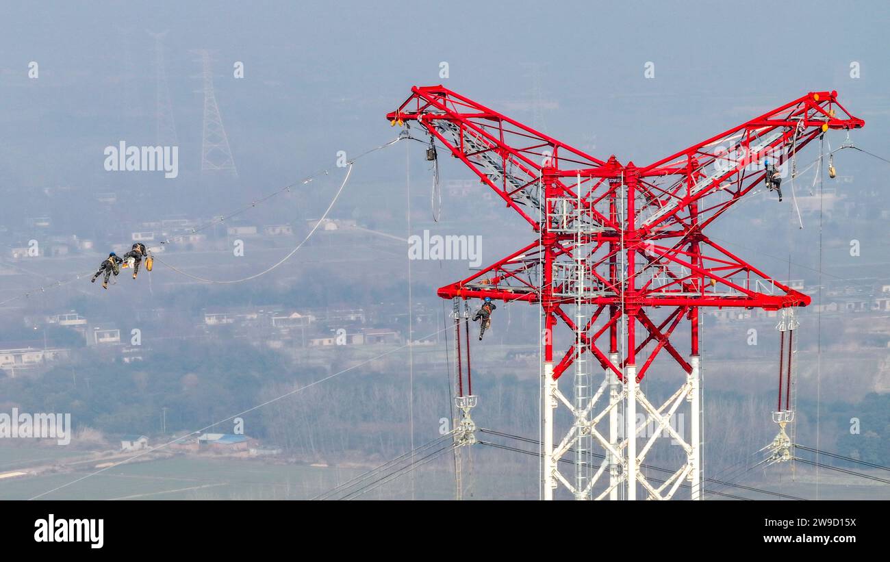 YANGZHOU, CHINA - DECEMBER 27, 2023 - Construction workers at the À200 kV DC transmission line ...